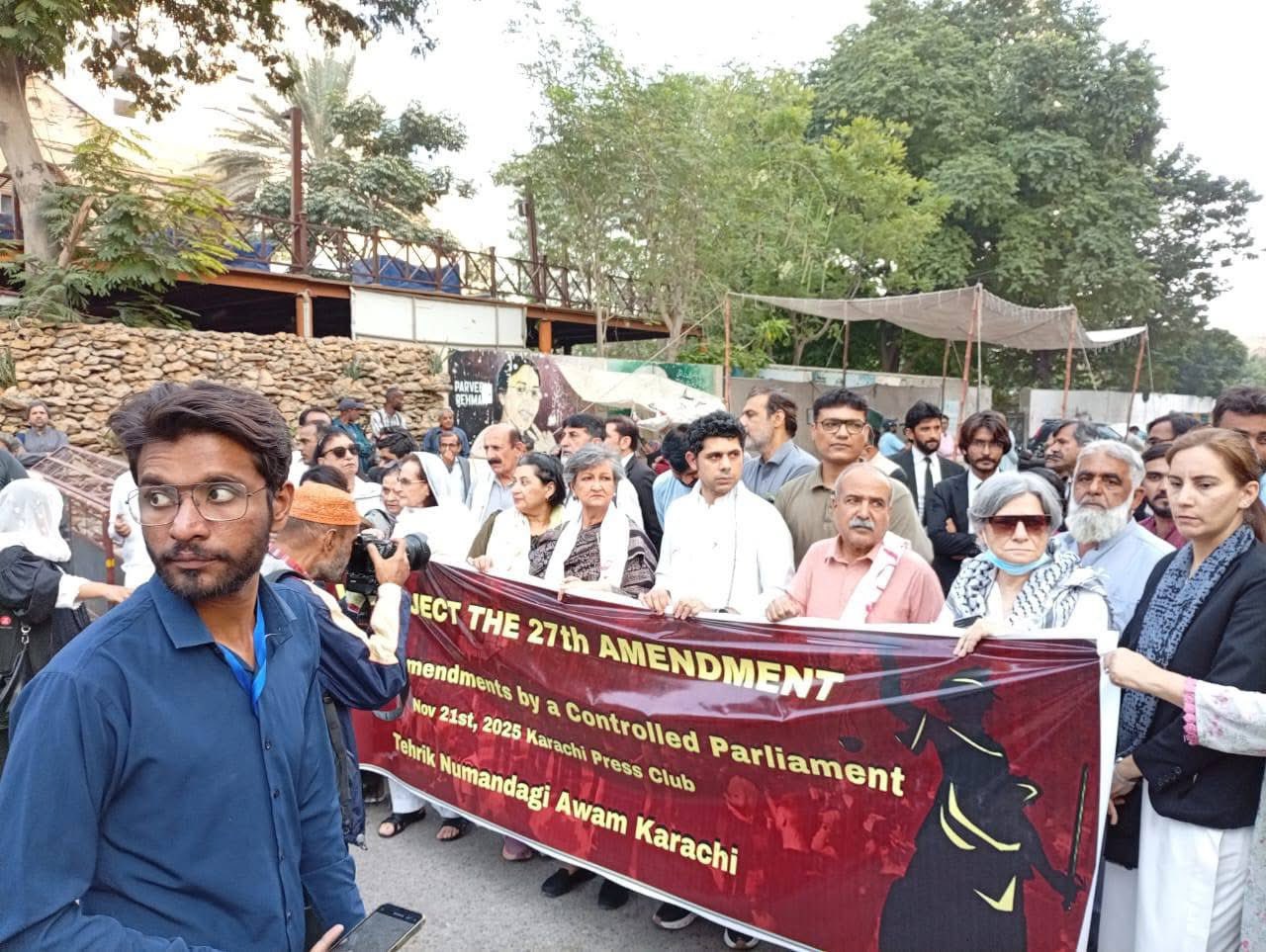 Massive protests in Pakistan in support of constitutional amendments ...