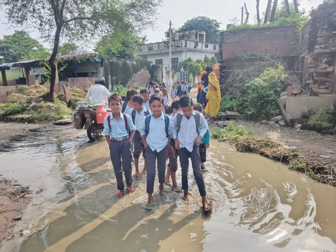 Karauli: Students are forced to go to school through muddy roads ...